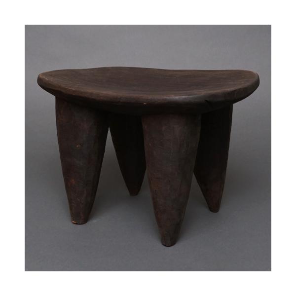 原産国:コートジボワールサイズ:横幅34cm x 奥行き25cm x 高さ22cmセヌフォ族のスツールは、西アフリカ・コートジボワールを中心に暮らすセヌフォ族が伝統的に作る木製の腰掛けです。一本の木を削り出して作られるのが特徴で、脚部は動物...