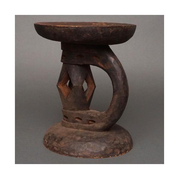 原産国:ジンバブエサイズ:直径約22cmx19.5cm,高さ約27cm(測る場所によって異なります。)トンガスツールは男性の象徴的な座具で、主に年長の男性や村の長老によって使用されてきました。特に会議や儀式、重要な話し合いの場などで使われ、...