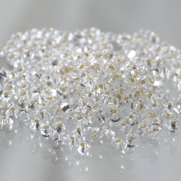 入り数：40gカラー：シルバーラインサイズ：2X4mm素材：ガラス両端がぷくっとふくらんだかわいらしい形のビーズ。 「ファルファーレ」とはイタリア語で「蝶」を意味しますが、その名の通り、一つ一つがリボンの結び目型をした、ユニークで斬新なビー...