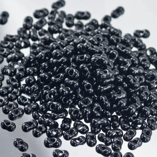 入り数：500gカラー：ブラックサイズ：2X4mm素材：ガラス両端がぷくっとふくらんだかわいらしい形のビーズ。 「ファルファーレ」とはイタリア語で「蝶」を意味しますが、その名の通り、一つ一つがリボンの結び目型をした、ユニークで斬新なビーズで...