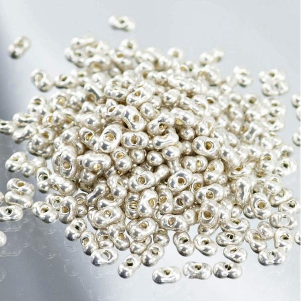 入り数：5gカラー：パラジウムサイズ：2X4mm素材：ガラス両端がぷくっとふくらんだかわいらしい形のビーズ。 「ファルファーレ」とはイタリア語で「蝶」を意味しますが、その名の通り、一つ一つがリボンの結び目型をした、ユニークで斬新なビーズです...