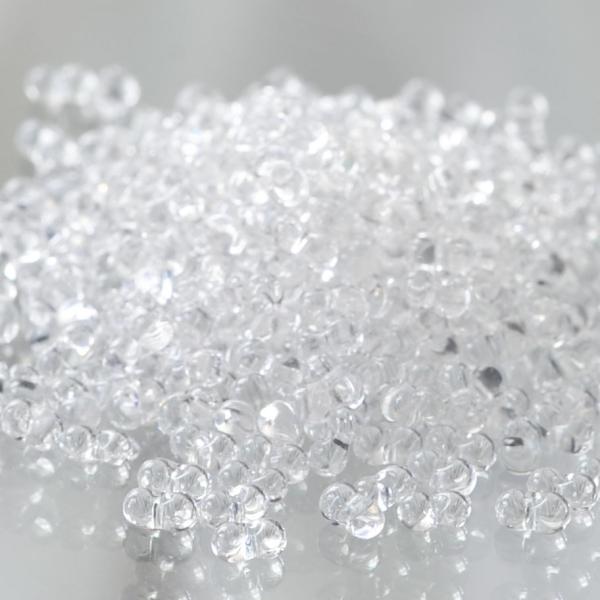 入り数：5gカラー：クリスタルサイズ：2X4mm素材：ガラス両端がぷくっとふくらんだかわいらしい形のビーズ。 「ファルファーレ」とはイタリア語で「蝶」を意味しますが、その名の通り、一つ一つがリボンの結び目型をした、ユニークで斬新なビーズです...