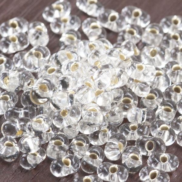 入り数：5gカラー：シルバーラインサイズ：3.2X6.5mm素材：ガラス両端がぷくっとふくらんだかわいらしい形のビーズ。 「ファルファーレ」とはイタリア語で「蝶」を意味しますが、その名の通り、一つ一つがリボンの結び目型をした、ユニークで斬新...