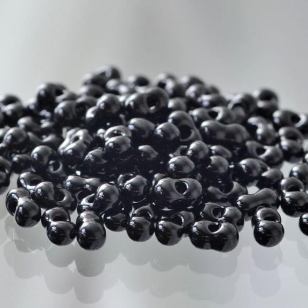 入り数：500gカラー：ブラックサイズ：3.2X6.5mm素材：ガラス両端がぷくっとふくらんだかわいらしい形のビーズ。 「ファルファーレ」とはイタリア語で「蝶」を意味しますが、その名の通り、一つ一つがリボンの結び目型をした、ユニークで斬新な...