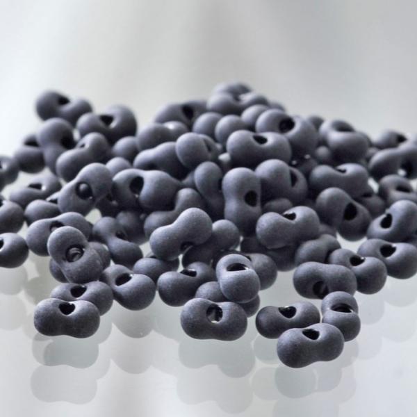 入り数：500gカラー：ブラックマットサイズ：3.2X6.5mm素材：ガラス両端がぷくっとふくらんだかわいらしい形のビーズ。 「ファルファーレ」とはイタリア語で「蝶」を意味しますが、その名の通り、一つ一つがリボンの結び目型をした、ユニークで...