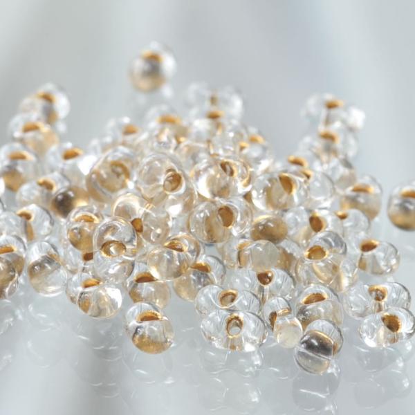 入り数：40gカラー：ブロンズラインサイズ：3.2X6.5mm素材：ガラス両端がぷくっとふくらんだかわいらしい形のビーズ。 「ファルファーレ」とはイタリア語で「蝶」を意味しますが、その名の通り、一つ一つがリボンの結び目型をした、ユニークで斬...