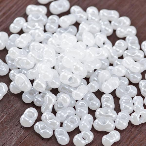 入り数：5gカラー：アラバスタースフィンクスサイズ：3.2X6.5mm素材：ガラス「スフィンクス」というのは、ビーズの表面につけるコーティングの１種で、パール調に輝くニュアンスを表現します。アラバスター（半透明で、薄い乳白色）のガラス生地に...