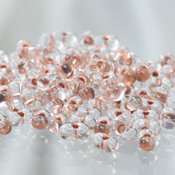 入り数：40gカラー：コパーラインサイズ：3.2X6.5mm素材：ガラス両端がぷくっとふくらんだかわいらしい形のビーズ。 「ファルファーレ」とはイタリア語で「蝶」を意味しますが、その名の通り、一つ一つがリボンの結び目型をした、ユニークで斬新...