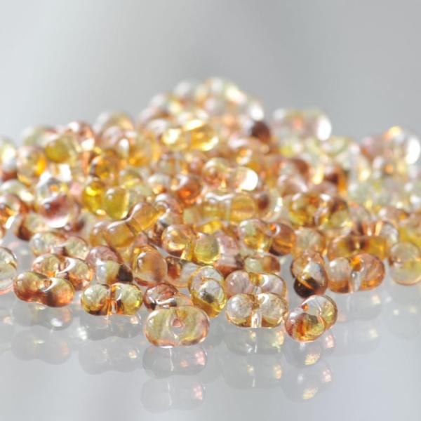 入り数：5gカラー：サバンナトパーズサイズ：3.2X6.5mm素材：ガラス両端がぷくっとふくらんだかわいらしい形のビーズです。 黄色と茶色のダブルコーティングの色合いが楽しめるサバンナトパーズ。製造ロットによって、多少色の濃淡がでることがあ...