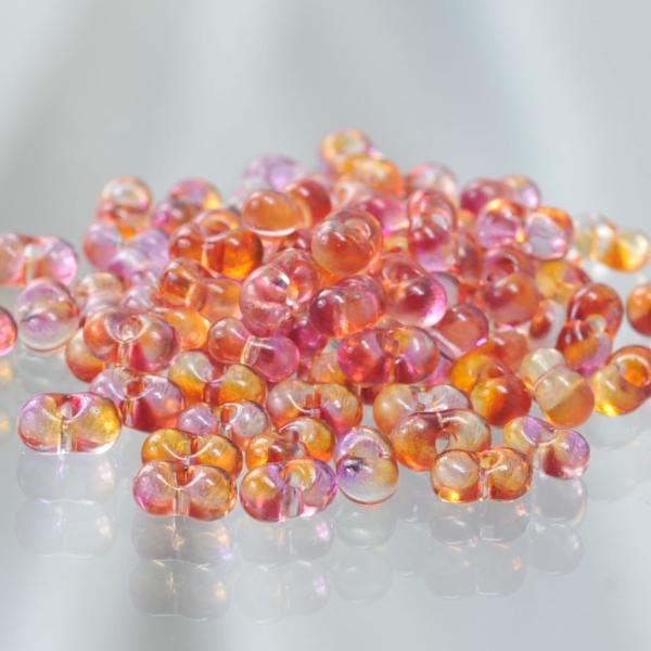 入り数：40gカラー：チリレッドサイズ：3.2X6.5mm素材：ガラス両端がぷくっとふくらんだかわいらしい形のビーズです。 橙色と紫色のダブルコーティングの色合いが楽しめるチリレッド。製造ロットによって、多少色の濃淡がでることがありますので...