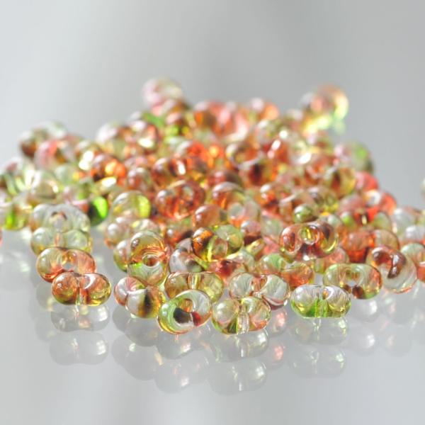 入り数：5gカラー：ミシシッピーグリーンサイズ：3.2X6.5mm素材：ガラス両端がぷくっとふくらんだかわいらしい形のビーズです。 橙色と黄緑色のダブルコーティンの色合いが楽しめるミシシッピーグリーン。製造ロットによって、多少色の濃淡がでる...