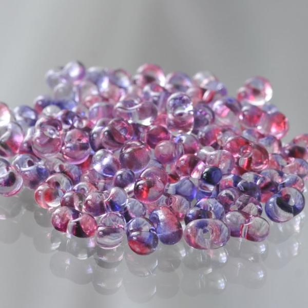 入り数：5gカラー：ボルドーパープルサイズ：3.2X6.5mm素材：ガラス両端がぷくっとふくらんだかわいらしい形のビーズです。 紫色と桃色のダブルコーティングの色合いが楽しめるボルドーパープル。製造ロットによって、多少色の濃淡がでることがあ...