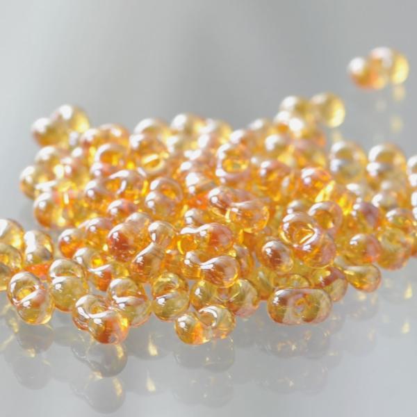 入り数：5gカラー：トパーズスフィンクスサイズ：3.2X6.5mm素材：ガラス両端がぷくっとふくらんだかわいらしい形のビーズ。 「ファルファーレ」とはイタリア語で「蝶」を意味しますが、その名の通り、一つ一つがリボンの結び目型をした、ユニーク...