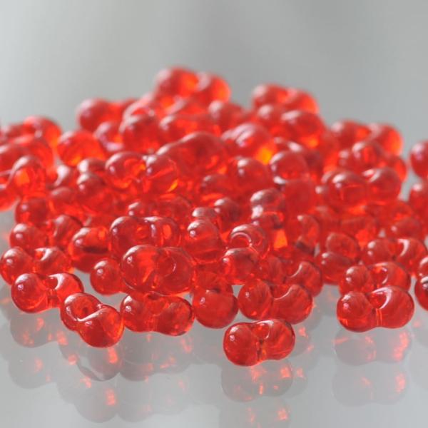 入り数：5gカラー：レッドサイズ：3.2X6.5mm素材：ガラス両端がぷくっとふくらんだかわいらしい形のビーズ。 「ファルファーレ」とはイタリア語で「蝶」を意味しますが、その名の通り、一つ一つがリボンの結び目型をした、ユニークで斬新なビーズ...