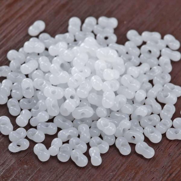 入り数：500gカラー：アラバスターサイズ：3.2X6.5mm素材：ガラス両端がぷくっとふくらんだかわいらしい形のビーズ。 「ファルファーレ」とはイタリア語で「蝶」を意味しますが、その名の通り、一つ一つがリボンの結び目型をした、ユニークで斬...