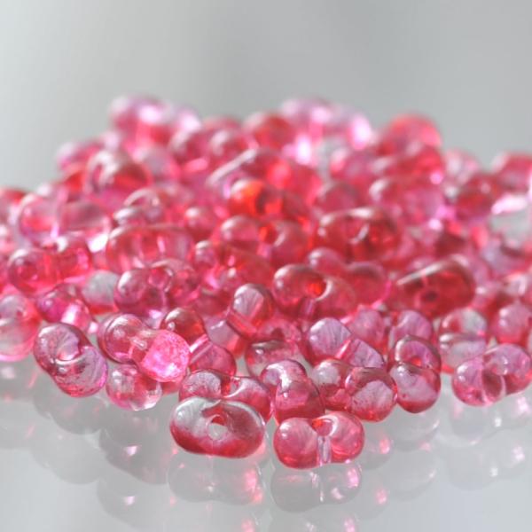 入り数：40gカラー：マンハッタンローズサイズ：3.2X6.5mm素材：ガラス両端がぷくっとふくらんだかわいらしい形のビーズです。 淡いピンク色と濃いピンク色のダブルコーティングの色合いが楽しめるマンハッタンローズ。製造ロットによって、多少...