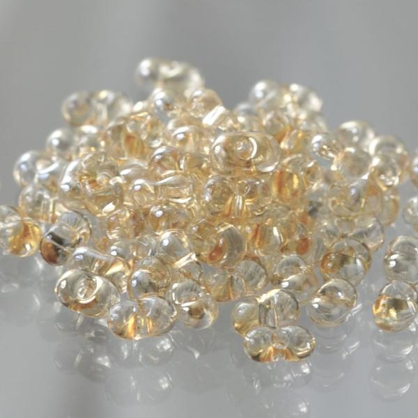 入り数：5gカラー：ブロンドフレアーサイズ：3.2X6.5mm素材：ガラスこれまた、大変繊細なニュアンスの新色が出てきました！少し前に「太陽フレア」という言葉を、耳にしたことがありませんか？太陽のまわりをゆらめいている炎の電磁波が、地球上の...