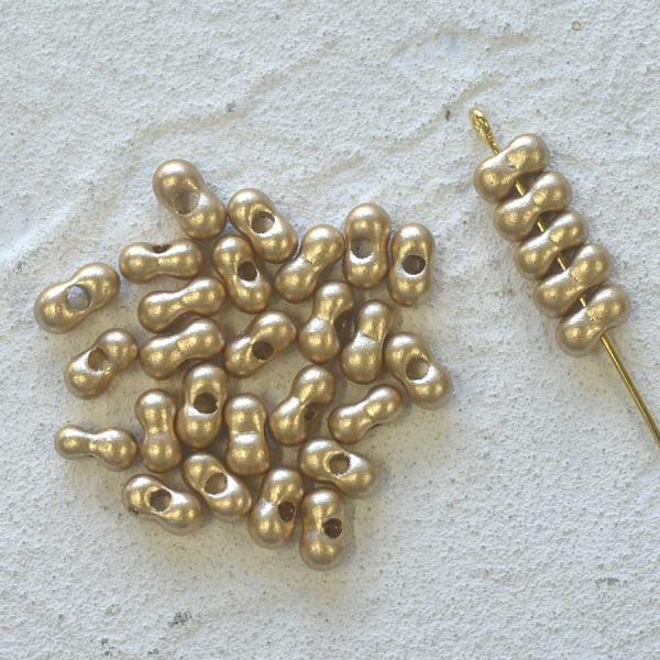入り数：40gカラー：アンティークゴールドサイズ：3.2X6.5mm素材：ガラス両端がぷくっとふくらんだかわいらしい形のビーズ。 「ファルファーレ」とはイタリア語で「蝶」を意味しますが、その名の通り、一つ一つがリボンの結び目型をした、ユニー...