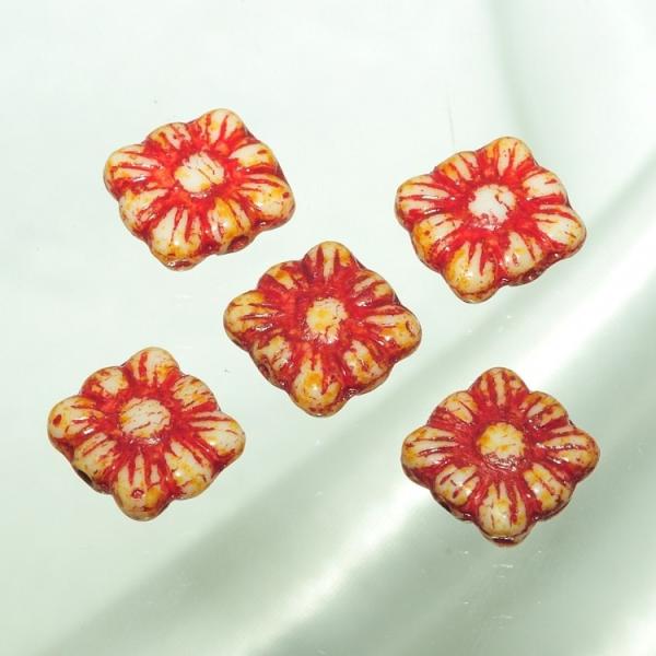 入り数：6個カラー：ベージュ・レッドサイズ：9x9mm素材：ガラスチェコでは昔から、花の形をしたビーズは多く存在します。今回初めて輸入したのは、フワワーモチーフだけど形は四角。軽くて薄くて使いやすく、アクセサリー作りには欠かせないマルチな活...