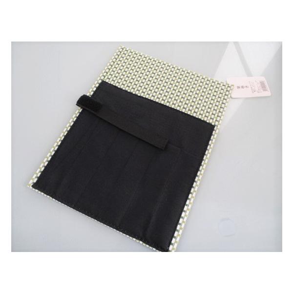 筆を綺麗に収納できるポケット付き！汚れも落としやすいビニール製！　『ポケット付き筆巻き(小)』ビニール地でメッシュ織りになっており、竹素材とは異なり汚れをふき取りやすい素材になっております。また筆の穂先を守るだけでなく、通気性があるため毛や...