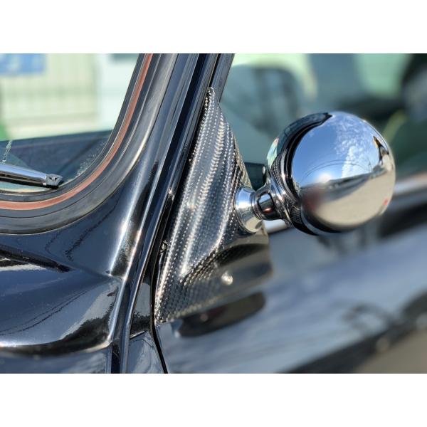 クラシックミニ専用レーシングミラーのためのミラーブラケットです。2個１ＳＥＴ軽くて丈夫なカーボン製　クリア塗装済み　レーシングミラーは別売りです（１個4,400円）車体に加工なしで取り付けることができます。