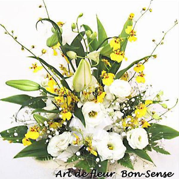 ホワイトを基調に寂しくなりすぎないようイエローを混ぜた上品なお供え花。追悼の意を表す大切なお花は定番デザインで失礼のないように配慮してお作りします。■配送について送料無料※北海道・秋田・青森・岩手・沖縄・離島へのお届けは配送日数がかかる為生...