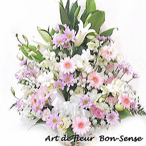 女性の方への追悼ならやさしいピンクを使ったお供え花が最近の主流です。追悼の意を表す大切なお花は定番デザインで失礼のないように配慮してお作りします。■配送について送料無料※北海道・秋田・青森・岩手・沖縄・離島へのお届けは配送日数がかかる為生花...