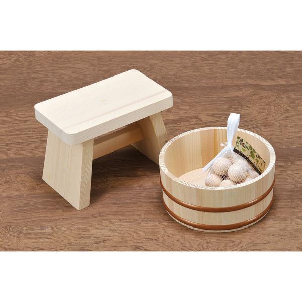 湯桶、風呂椅子にひのきの温泉ボールをセットしました。【商品内容】湯桶：φ220×100mm風呂椅子：240×140×170mmひのきの温泉ボール(10個入)：φ35mm材質：天然木、PP(タガ)、ひのき、ビニール(ネット)重量：1.6kg生...