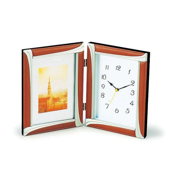アルミ材のシルバー色と革のブラウンのコンビがおしゃれなフォトフレーム&amp;クォーツ時計です。時と共に思い出を飾る一品です。●写真サイズ103×154mm【商品内容】本体サイズ：40×255×180mm材質：ラム革・ガラス電源：単3形別売...