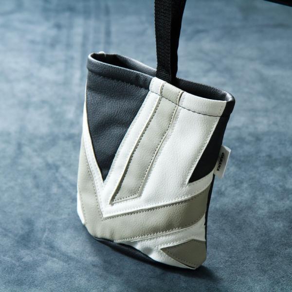 CABANA カバナ　小物入れモノトーン色（ブラックジャックタイプ柄）になります。本物レザーに近い感覚のＰＶＣレザー素材で製作されている小物入れです。引っ掛けるループが付いておりますので、お好きなところに取付てください。サイズ：タテ19セン...