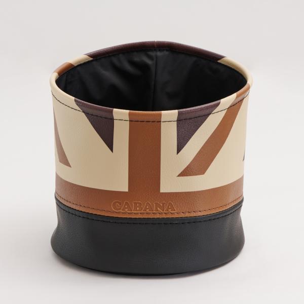 CABANAダストボックス　ユニオンジャック　セピアブラウンカラー円形がおしゃれなダストボックス。ゴミ箱にするのはもったいないとのお墨付き！アイディア次第で自由にご利用ください。ユニオンジャック部分にはCABANAロゴがエンボスで配置され、...