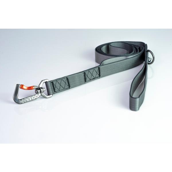 小型犬から大型犬まで幅広い犬種で使用できるリード。リードフックの近くに短く持てるハンドル付きで人混みや交通量の多い場所でも安心してご使用いただけます。また、マナー袋等をかけられるDカンも付属しています。リードフックは航空機で使用されるアルミ...