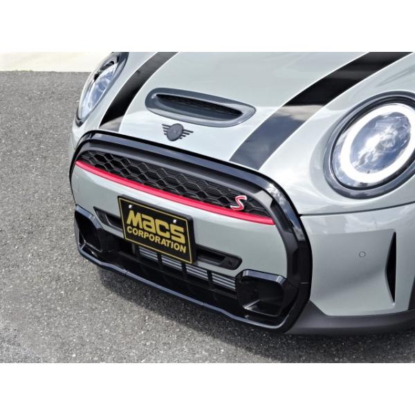 Macs Corporation F56/F55　Cooper S グリルセンターモールカバー　レッド透明アクリル（耐衝撃）樹脂の裏側に特殊印刷でカラーリングした成形品グリルセンターモールカバーで車両グリルのセンター部にある１本ラインのモー...