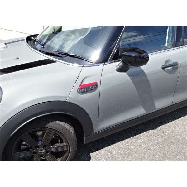 Macs Corporation F56/F55　Cooper S 　フェンダーウインカーガーニッシュ透明アクリル（耐衝撃）樹脂の裏側に特殊印刷でカラーリングした成形品グリルセンターモールカバーでフェンダーウィンカーガーニッシュで車両フェン...