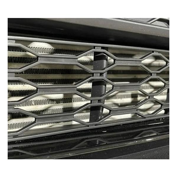 F56/F55 LCI2 フロントバンパーメッシュグリル　ロアー純正は縦格子数本のみの為、インタークーラー及びラジエターへの飛び石等を防止出来ません。このハニカムメッシュ形状でスタイルを崩さずにガードします。しかも簡単取付けで工具不要。バン...