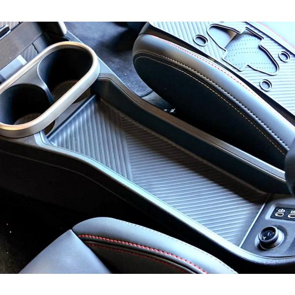 MINI純正アクセサリー部品F66系は純正のフロアコンソールにボックスが不自然に装着されております。便利なコンソールボックスですが、これだと無くても良いのではずしたい！という方の為に使用するマットです。コンソールボックスをはずしますと固定穴...