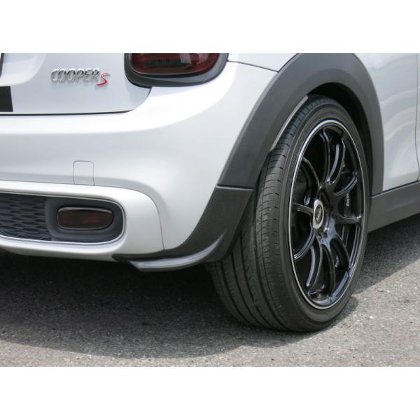 Macs CorporationF56　クーパーＳ前期　リアマットガードカバー透明アクリル樹脂（耐衝撃）の裏側に特殊印刷でカラーリングした成型品リアマッドガードカバーで車両マッドガードに両面テープ及び、車両側取付ボルトで取り付けます。適合：...