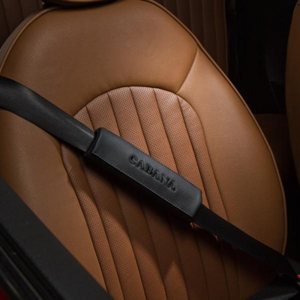 CABANA カバナ　シートベルトパッドブラックになります。CABANA型押しロゴ。シートベルトをソフトにカバーします。小さいながらもすぐに目につくワンポイントにおすすめです。車内のさりげないアクセントにもどうぞ。本物レザーに近い感覚のＰＶ...