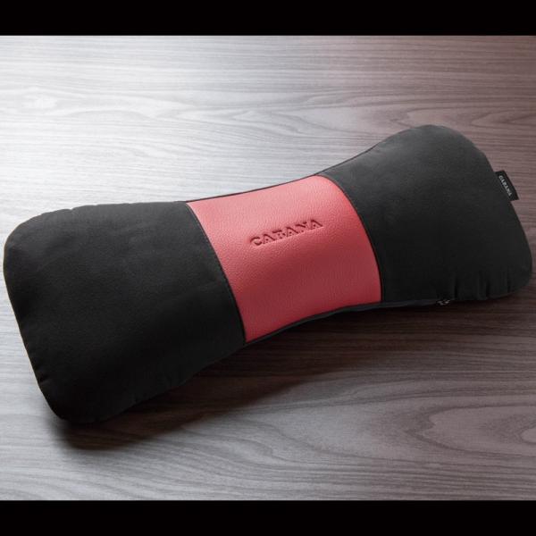 CABANA カバナ　ドライビングアシストパッド　ルースターレッド　型押しロゴタイプ　低反発素材により、シートとドライバーとのアンマッチングを補正します。車内のさりげないアクセントにもどうぞ。スエードファブリックと本物レザーに近い感覚のＰＶ...