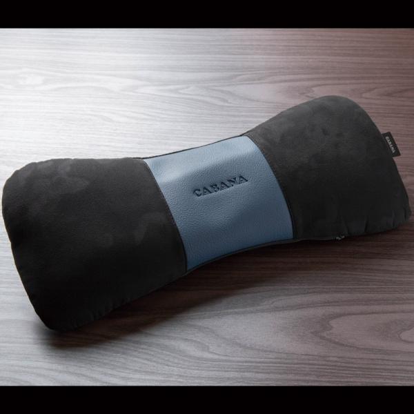 CABANA カバナ　ドライビングアシストパッド　パシフィックブルー　型押しロゴタイプ　低反発素材により、シートとドライバーとのアンマッチングを補正します。車内のさりげないアクセントにもどうぞ。スエードファブリックと本物レザーに近い感覚のＰ...