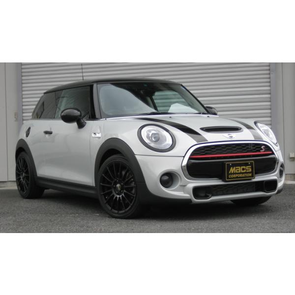 Macs CorporationF56/55 Cooper S グリルセンターモールカバー透明アクリル（耐衝撃）樹脂の裏側に特殊印刷でカラーリングした成形品グリルセンターモールカバーで車両グリルセンターモールに両面テープで取り付けます。カラ...