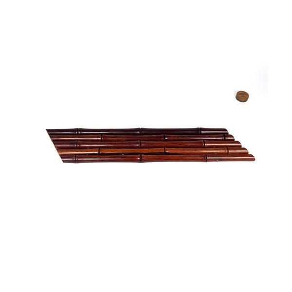 大きさ（横幅34.0　奥6.8　高1.5cm）細竹状に彫られた棒が繋げられた物です。落款　無し写真現品年代物ゆえ多少の傷や汚れに関しては御容赦願います。硬貨、切手、撮影角度支持用の他の物は付属していません。商品の状態は画像にて確認の上、御注...