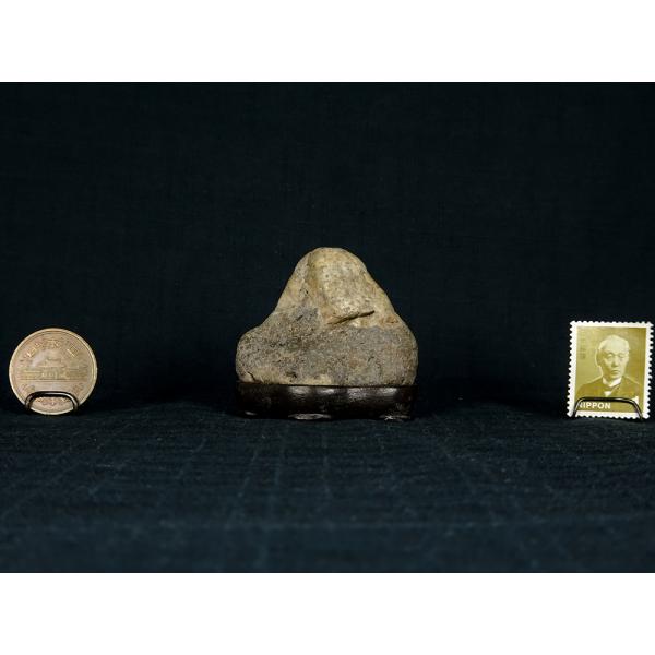 大きさ（横幅4.9　奥2.7　高4.8cm）台座付の富士川石です。写真現品年代物ゆえ多少の傷や汚れに関しては御容赦願います。名称等に関しては大まかな分類となります。地板等の飾、硬貨、切手、撮影角度支持用の他の物は付属していません。商品の状態...