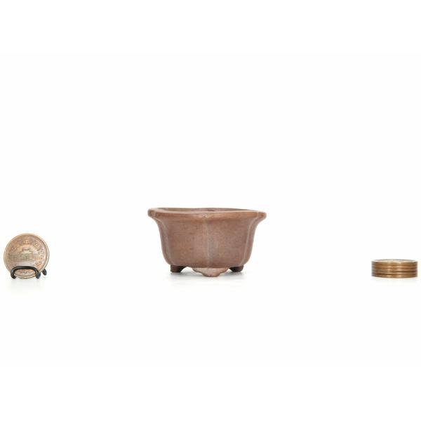 大きさ（横幅6.6　奥6.3　高3.5cm）常滑の柴勝窯の鉢です。落款　柴勝写真現品年代物ゆえ多少の傷や汚れに関しては御容赦願います。色名釉薬名等に関しては大まかな分類となります。地板等の飾、硬貨、切手、撮影角度支持用の他の物は付属していま...