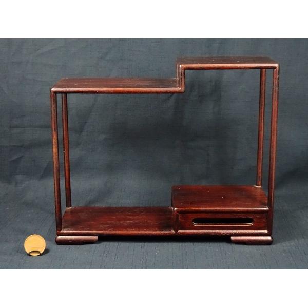 盆栽を飾る為の飾棚です。大きさ（幅35　高31　奥8.8cm）年代物ゆえ多少の傷や汚れに関しては御容赦願います。