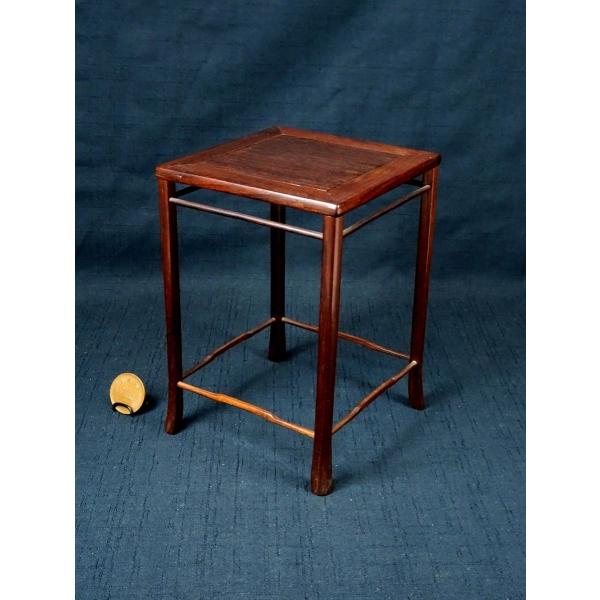 盆栽を飾るための卓です。大きさ（高さ15　天板一辺10.4　脚元一辺10.9cm）年代物ゆえ多少の傷や汚れに関しては御容赦願います。硬貨、撮影角度支持用の他の物は付属していません。商品の状態は画像にて確認の上、御注文下さい。商品の大きさの数...