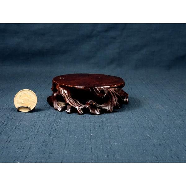 根飾です。大きさ（天面幅8.1　横幅9.2　高2.9cm）年代物ゆえ多少の傷や汚れに関しては御容赦願います。地板等の飾、硬貨、撮影角度支持用の他の物は付属していません。商品の状態は画像にて確認の上、御注文下さい。商品の大きさの数値は大凡の値...