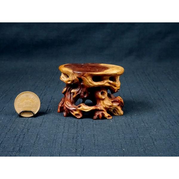 盆栽を飾るための根飾です。大きさ（幅6.0　高4.2　奥5.0cm）年代物ゆえ多少の傷や汚れに関しては御容赦願います。硬貨、撮影角度支持用の他の物は付属していません。商品の状態は画像にて確認の上、御注文下さい。商品の大きさの数値は大凡の値で...