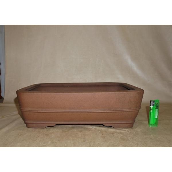 【佳山】紫泥撫角胴紐鉢現代日本鉢作家の最高峰に君臨する《中野行山》の師匠。泥色一筋で多くの需要を獲得した佳山。その中でも特に手作り鉢は端正なのに柔らかな風合いが感じられると評判が高く、フルネーム釘彫り落款のある手作り鉢は型押鉢とは別格の扱い...