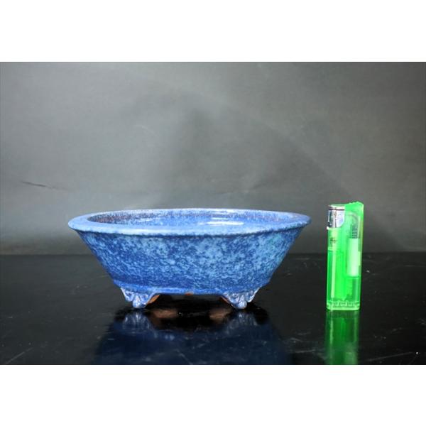 【秀峰】外縁小判脚付《片岡晋》片岡陶園四代目にあたる。昭和48年義村陶園改名、翌49年に秀峰号を継承する。釉色物が専門で、小鉢から超大物までこなす。陶法は、手びねり、紐づくり、押型と多彩。こなれた釉の使い方には独自の工夫がうかがえ、緑釉（織...